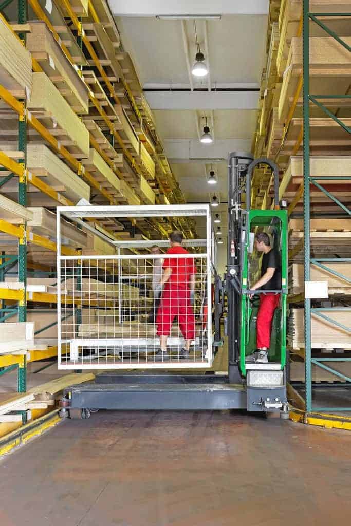 Forklift side loading | 神助物流設備｜全方位倉儲設備 專業倉儲規劃